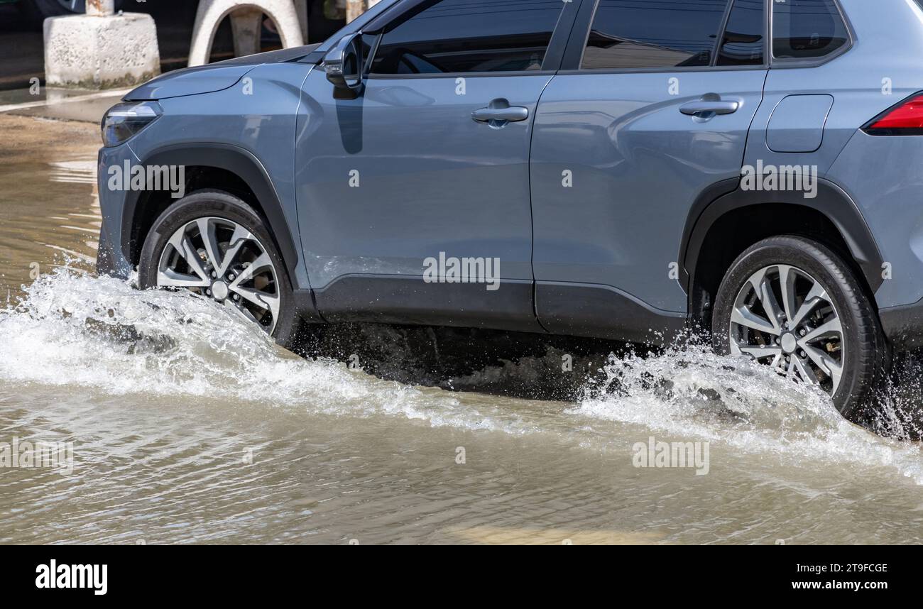 Suv in flooded road hi-res stock photography and images - Alamy