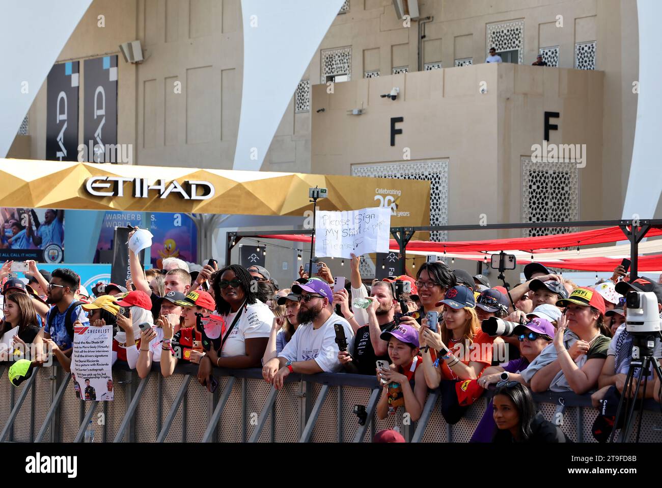 Abu Dhabi, Abu Dhabi. 25th Nov, 2023. Circuit atmosphere - fans at the ...