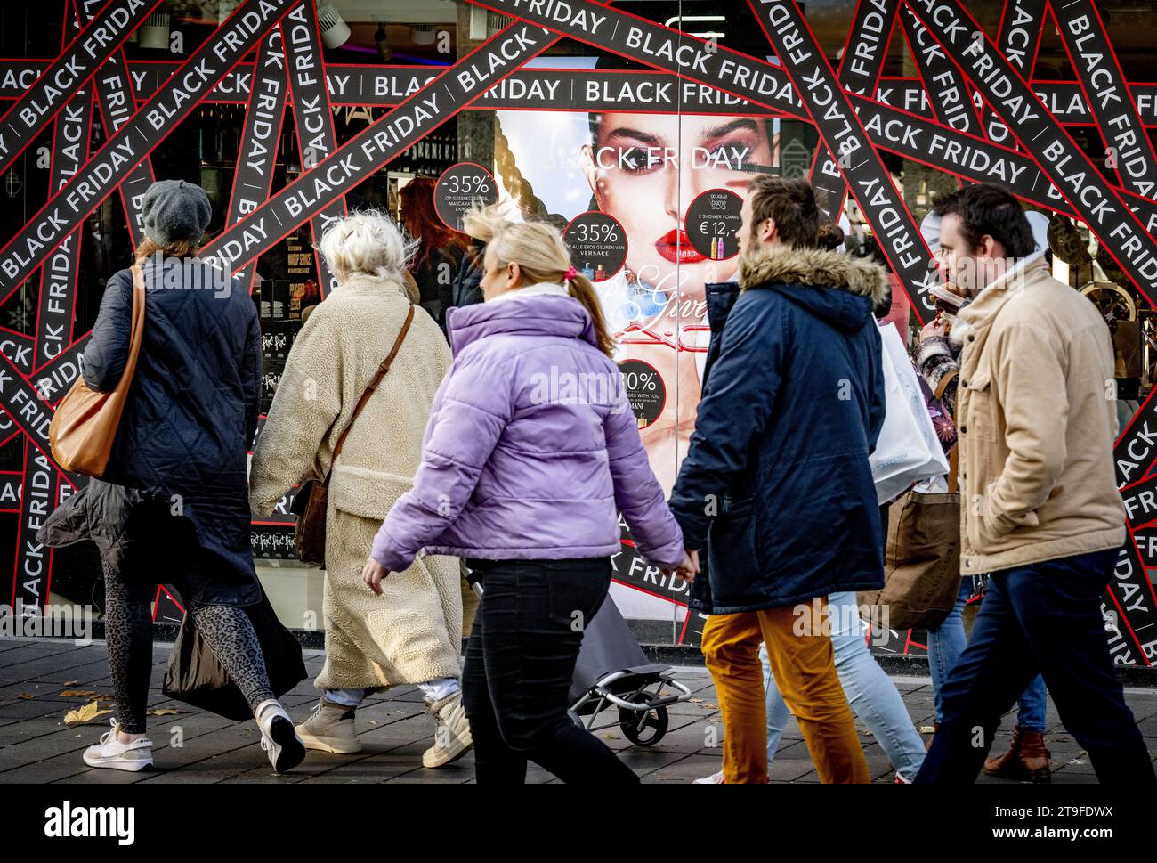 ROTTERDAM - Shoppers in the center. It is busier than normal on the ...