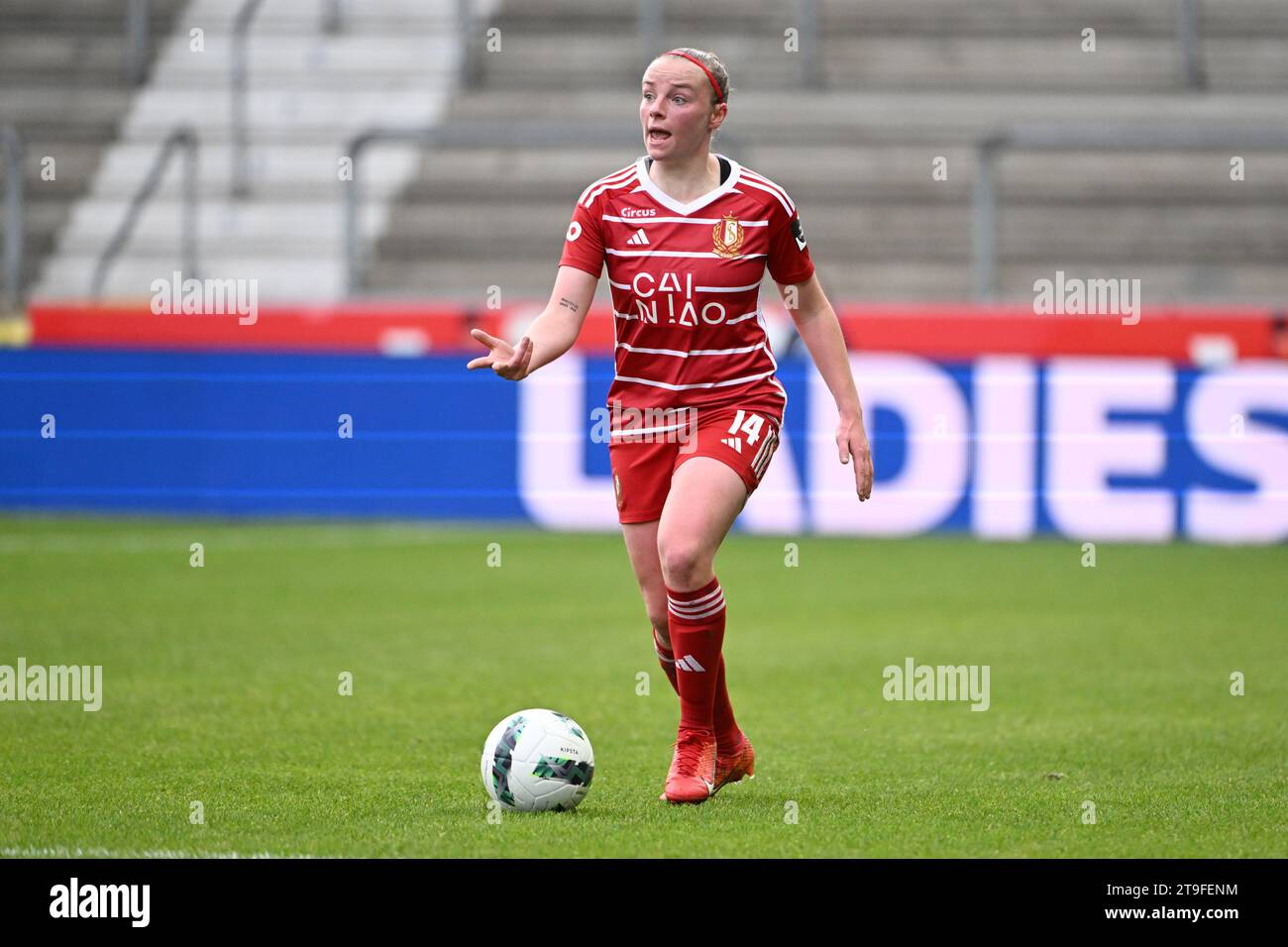 Genk, Belgium. 25th Nov, 2023. Zoe Van Eynde (14) of Standard pictured ...