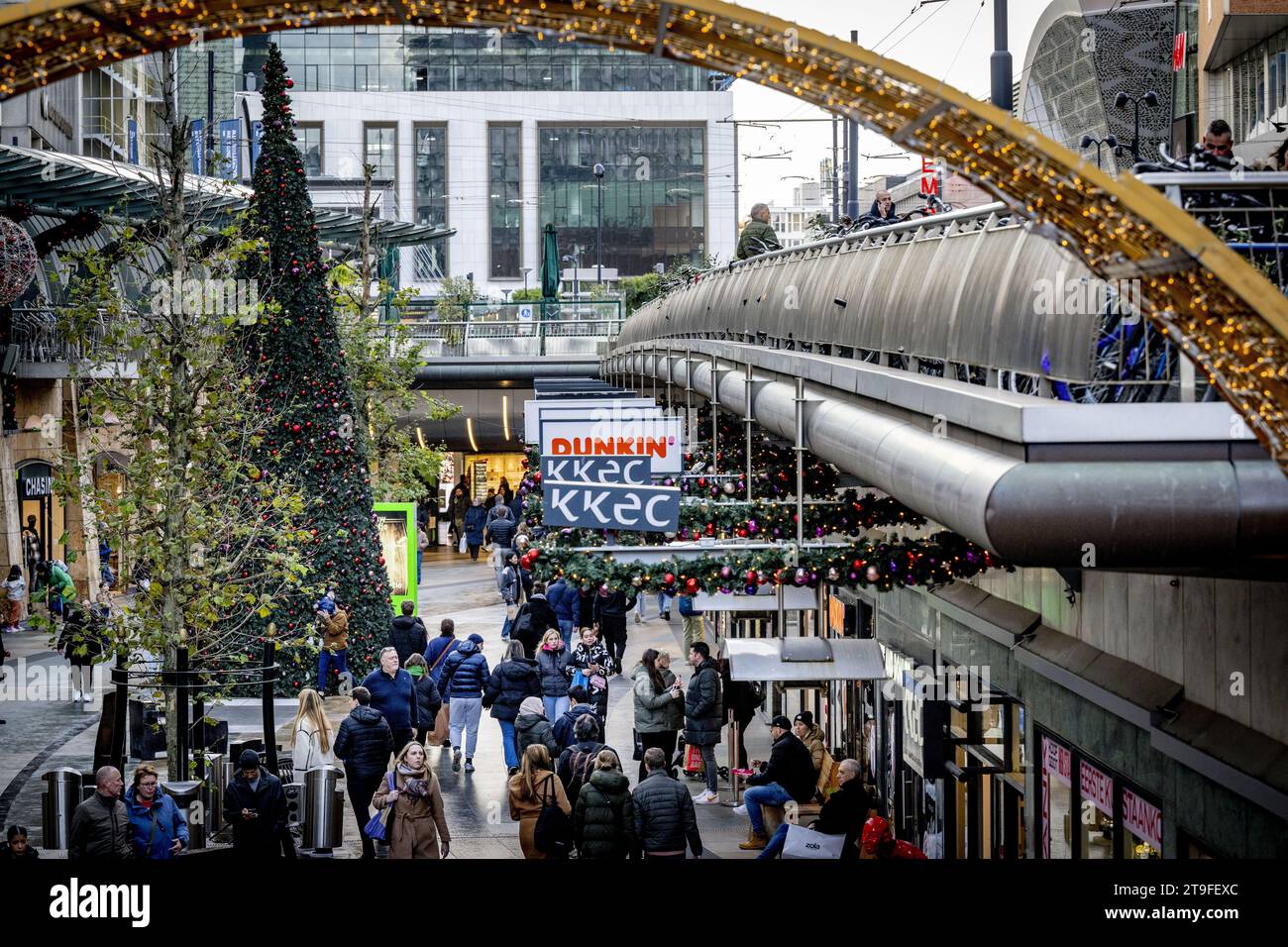 ROTTERDAM - Shoppers in the center. It is busier than normal on the ...