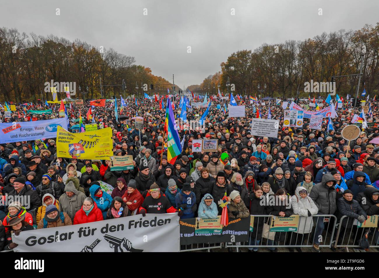 Friedensdemonstration mit Sahra Wagenknecht, Tausende Menschen haben am ...