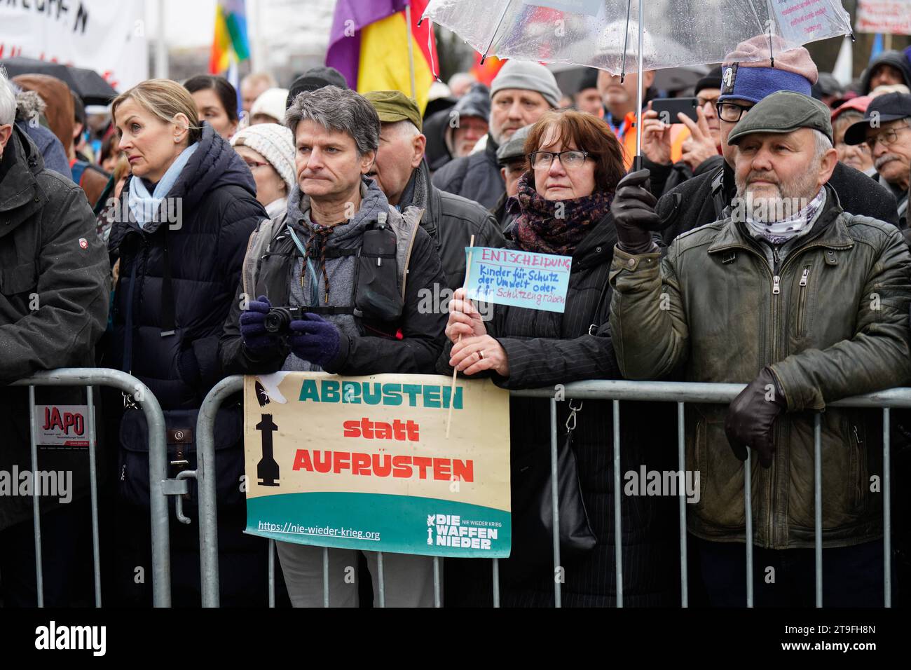 Friedensdemonstration vor dem Brandenburger Tor Demo Nein zu Kriegen ...