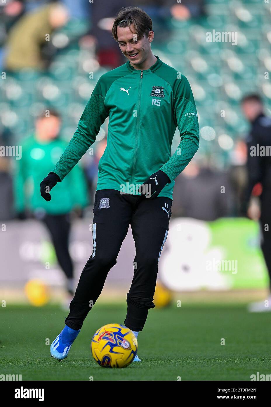 Callum Wright #11 of Plymouth Argyle warming up during the Sky Bet ...