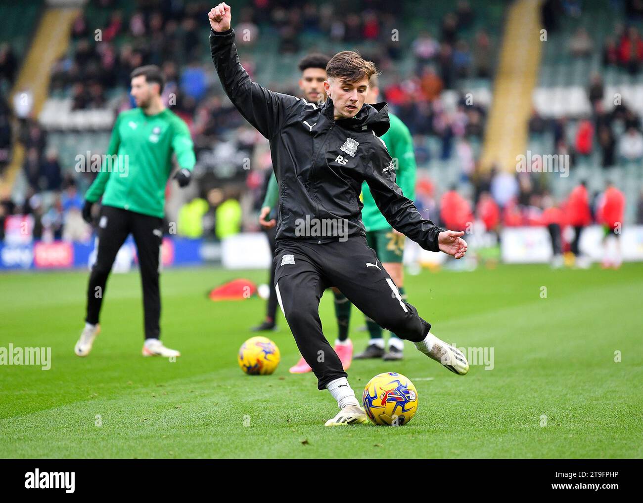 Luke Cundle #28 of Plymouth Argyle warming up during the Sky Bet ...