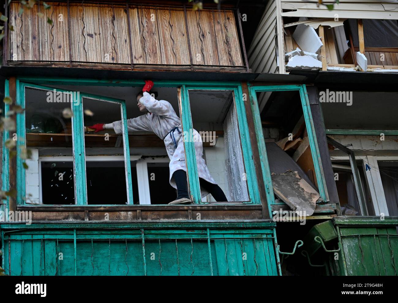 Apartment building partially destroyed hi-res stock photography and ...