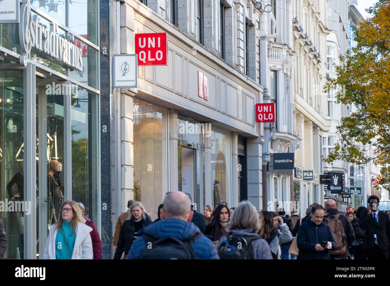 Uniqlo store oxford street london hi-res stock photography and images ...