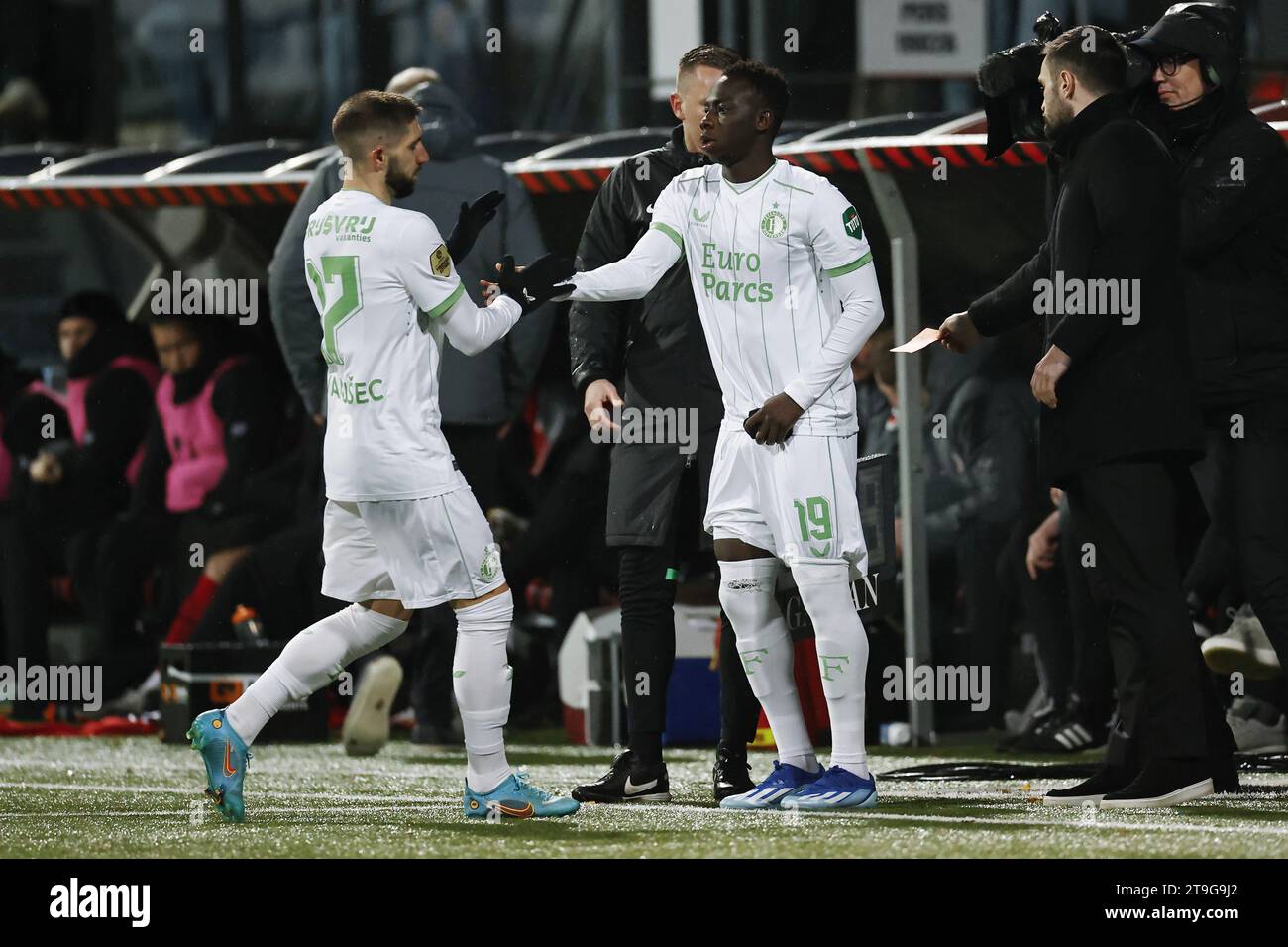 ROTTERDAM - (l-r) Luka Ivanusec of Feyenoord, Yankuba Minteh of ...