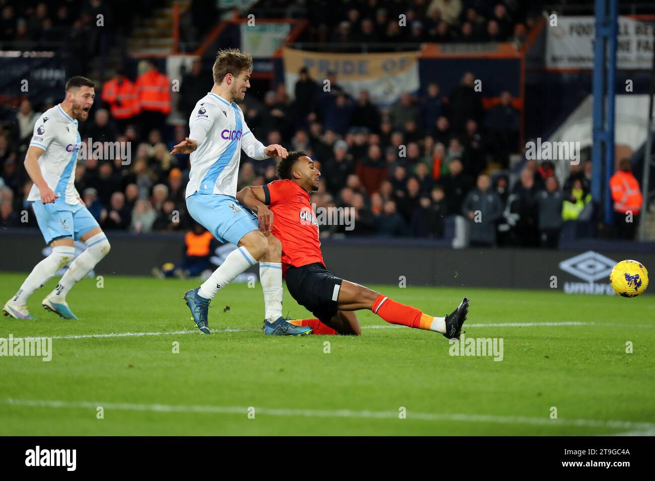 Kenilworth Road, Luton, Bedfordshire, UK. 25th Nov, 2023. Premier ...