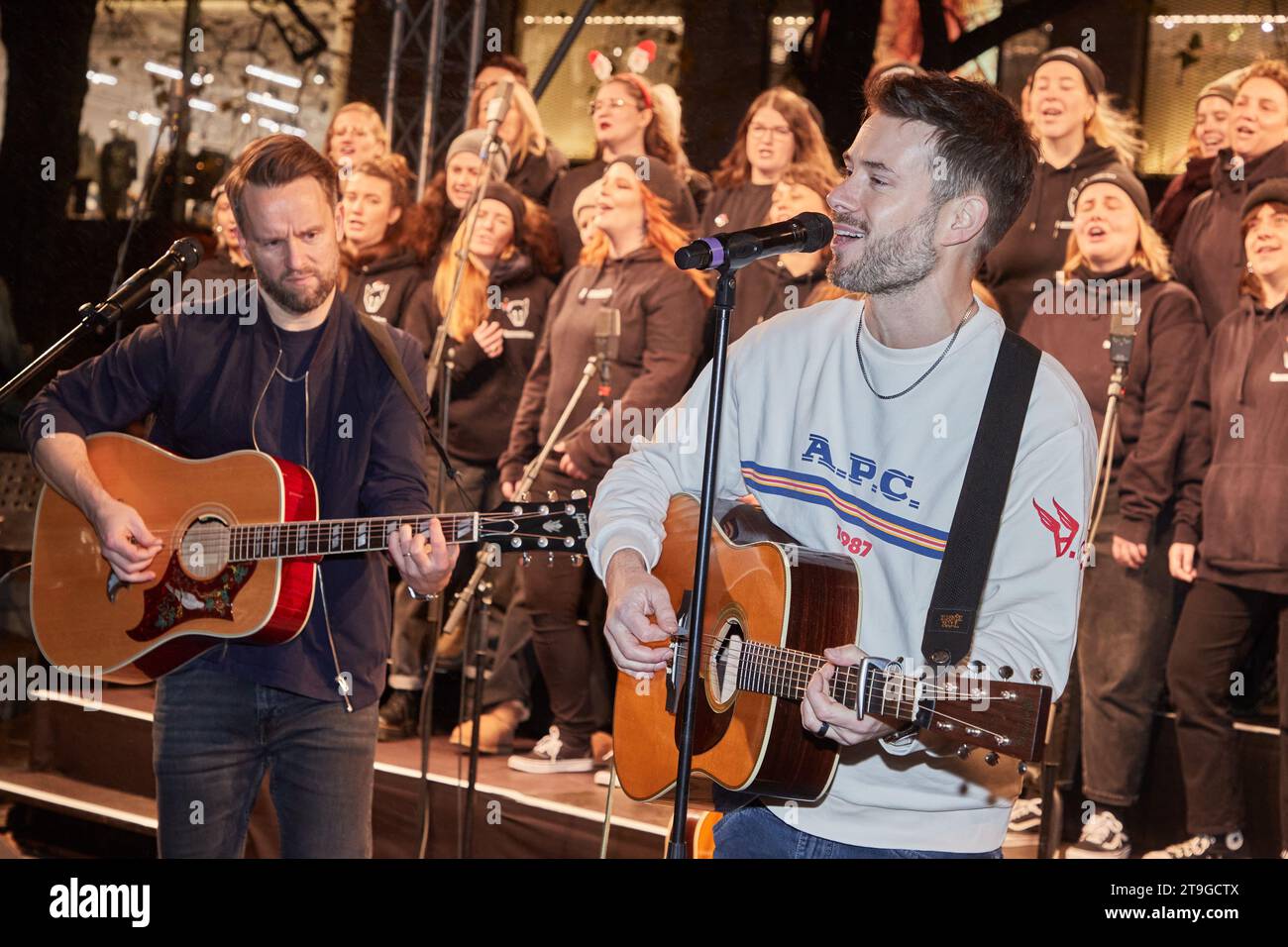 Hamburg, Germany. 25th Nov, 2023. Kris Hünecke (l), guitarist, and ...