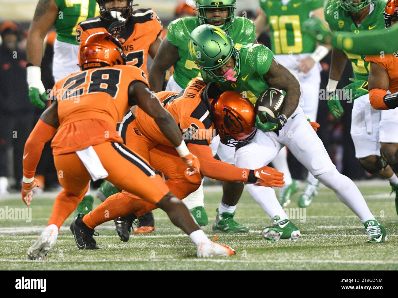 Oregon State linebacker Calvin Hart Jr. (2) attempts to tackle Oregon ...