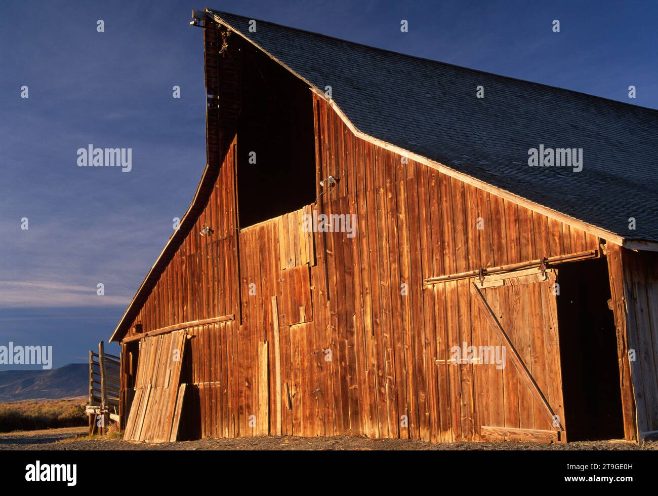 Barn and river hi-res stock photography and images - Alamy