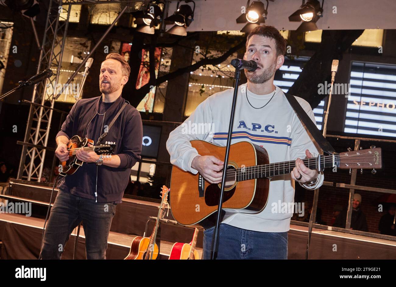 Hamburg, Germany. 25th Nov, 2023. Kris Hünecke (l), guitarist, and ...