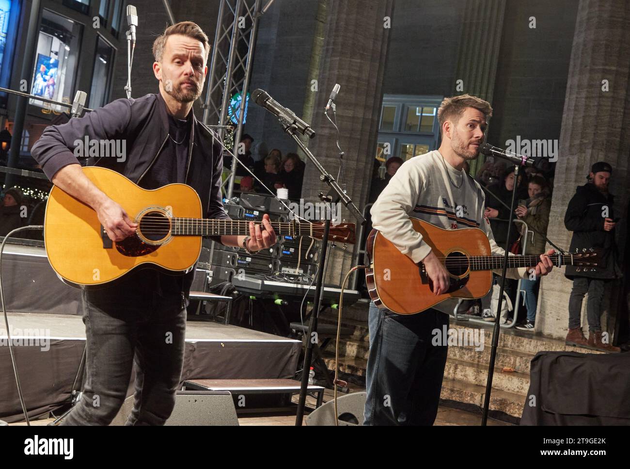 Hamburg, Germany. 25th Nov, 2023. Kris Hünecke (l), guitarist, and ...