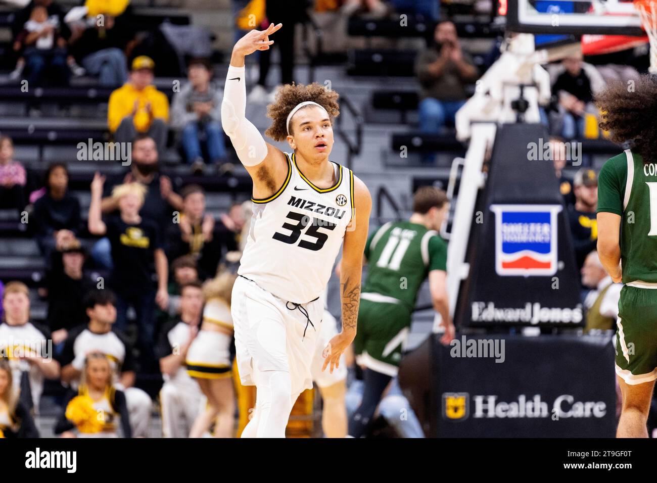 Missouri's Noah Carter celebrates a three point basket during the first ...