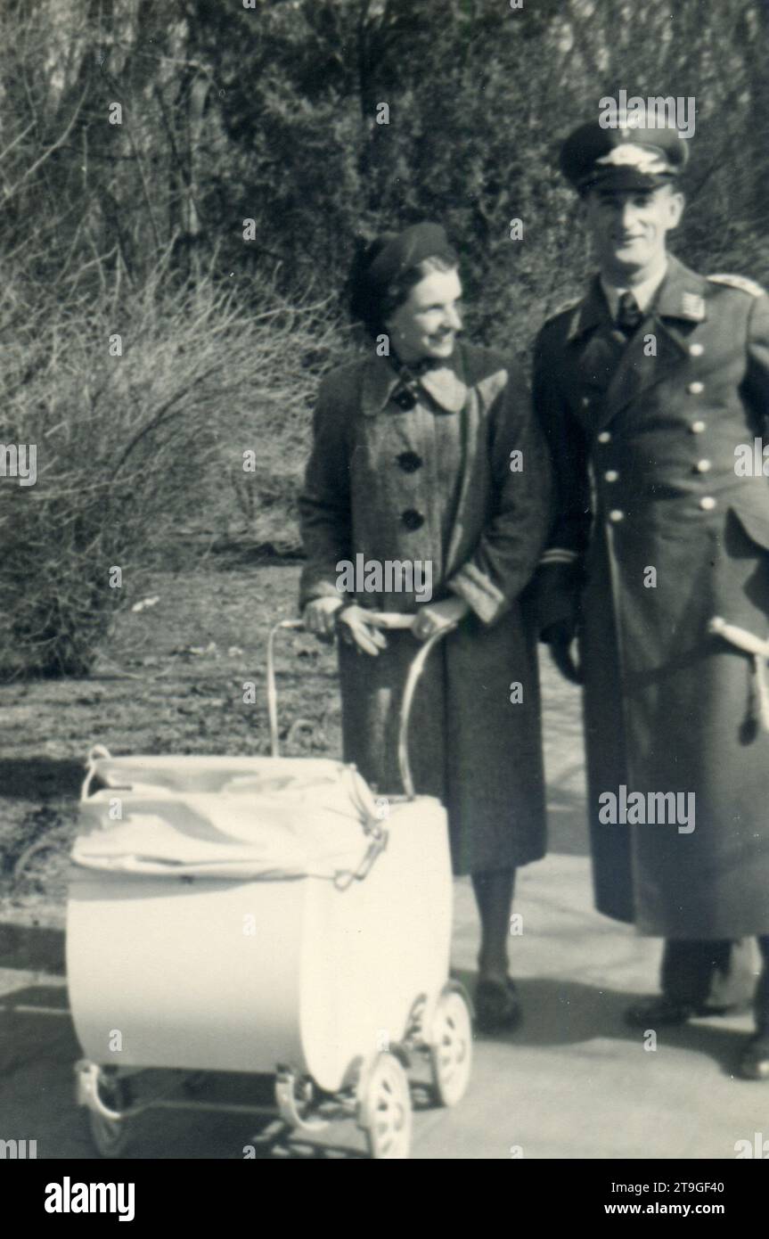 Ww2 woman and child hi-res stock photography and images - Alamy