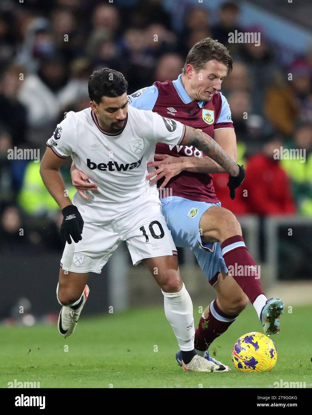 Turf Moor, Burnley, Lancashire, UK. 25th Nov, 2023. Premier League ...
