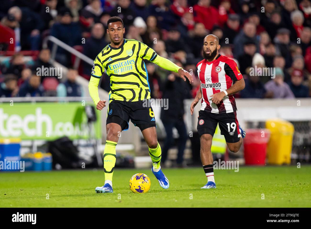 Gabriel Magalhaes of Arsenal controls the ball during the Premier ...