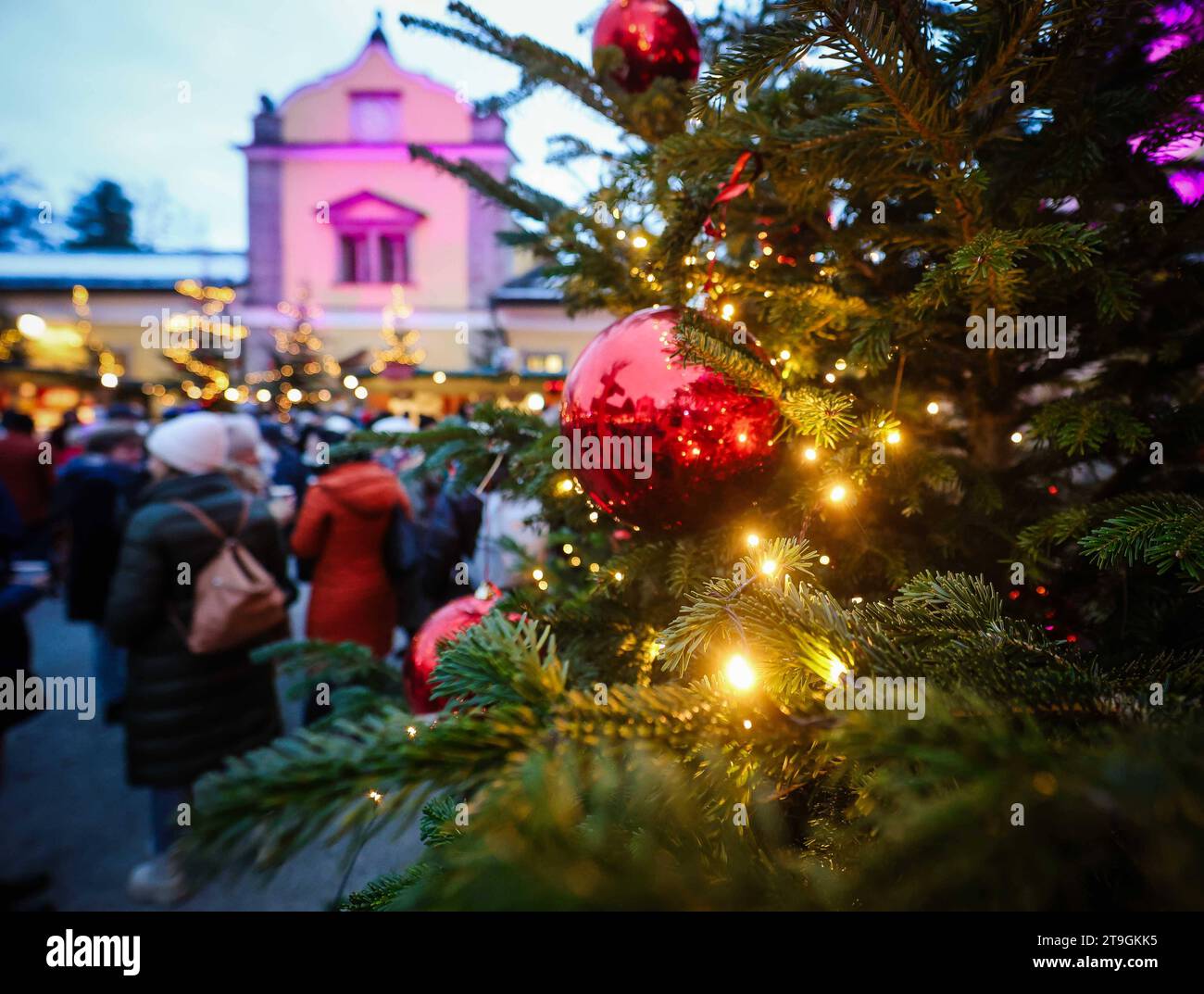 Weihnachtsmarkt im schloss hellbrunn hi-res stock photography and images - Alamy