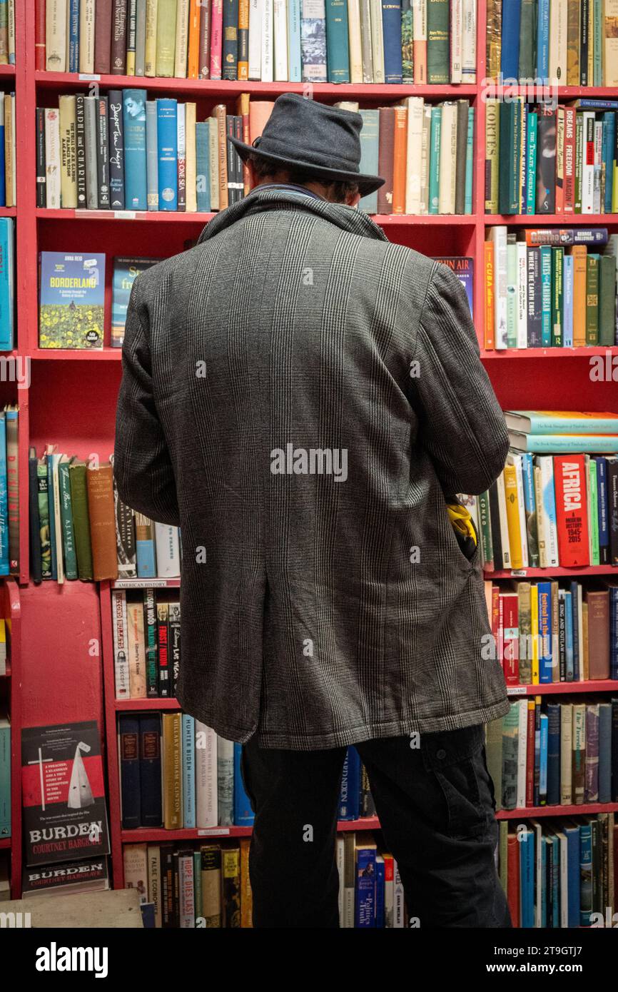 Book browsing in Hay-on-Wye, Powys, Wales Stock Photo - Alamy