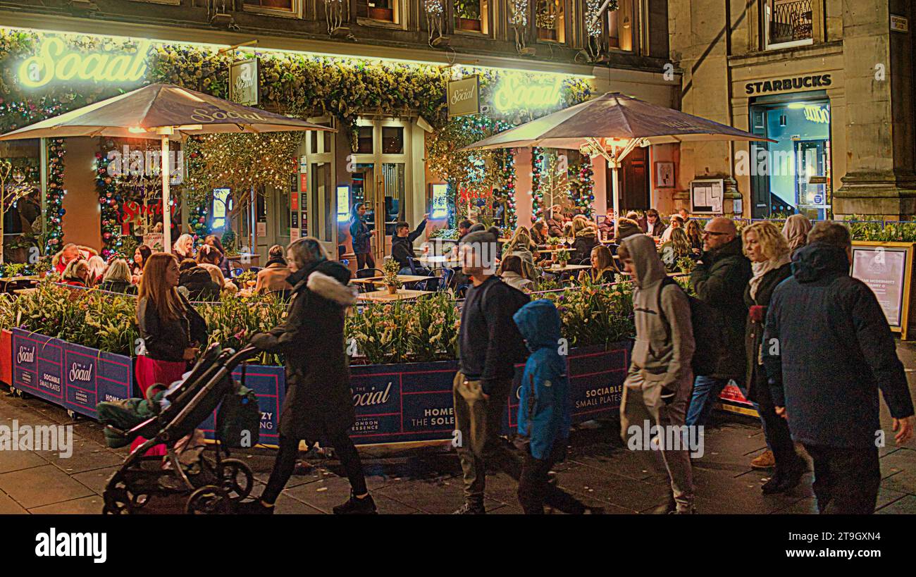 Glasgow, Scotland, UK. 24th November, 2023. Crowds on the way to george ...