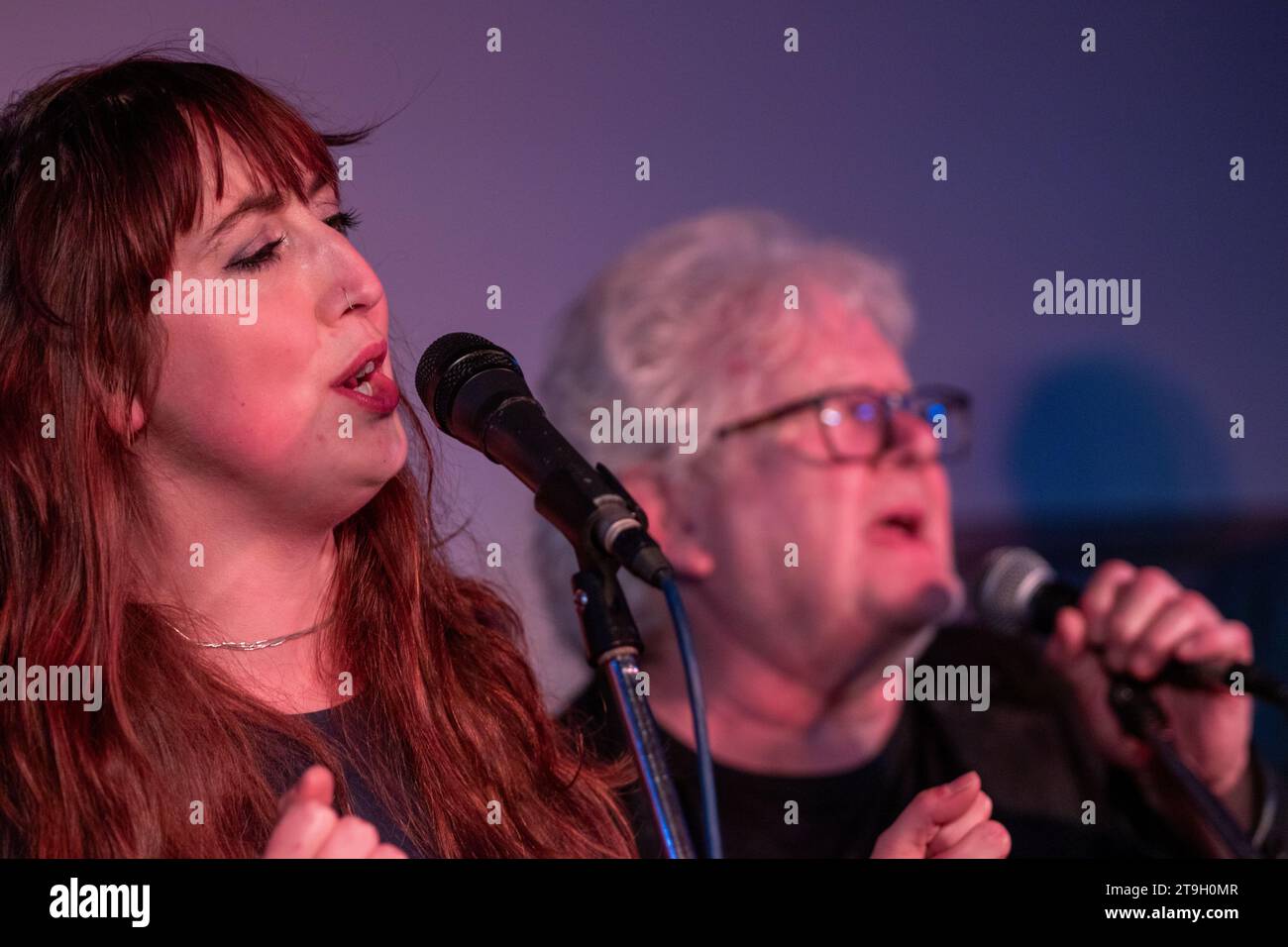 Singers group grey hair hi-res stock photography and images - Alamy