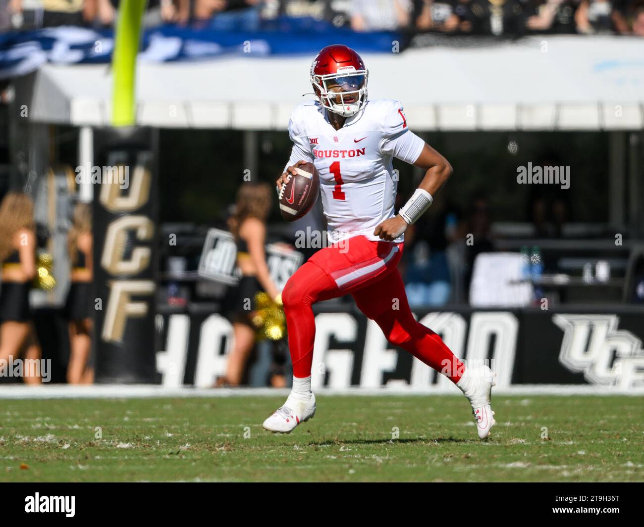 Orlando, FL, USA. 25th Nov, 2023. Houston Cougars quarterback Donovan ...