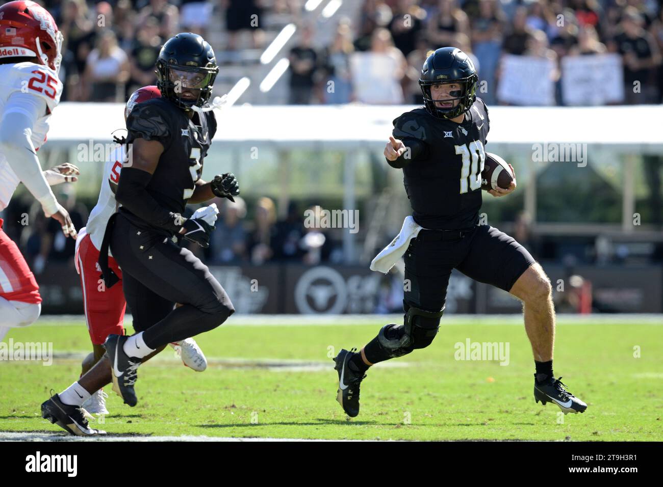 Central Florida quarterback John Rhys Plumlee (10) scrambles for ...