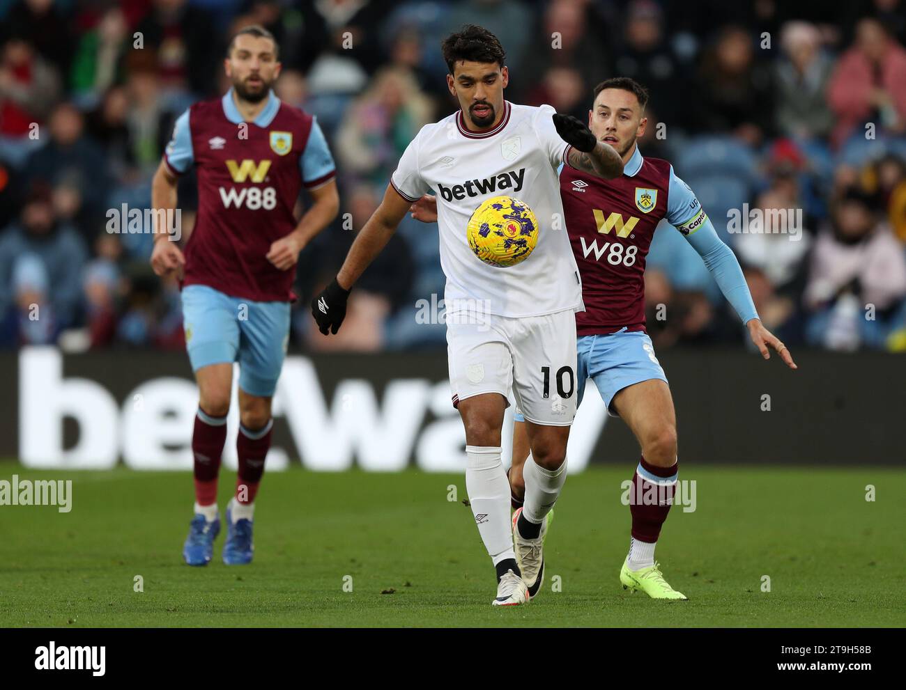 Turf Moor, Burnley, Lancashire, UK. 25th Nov, 2023. Premier League ...