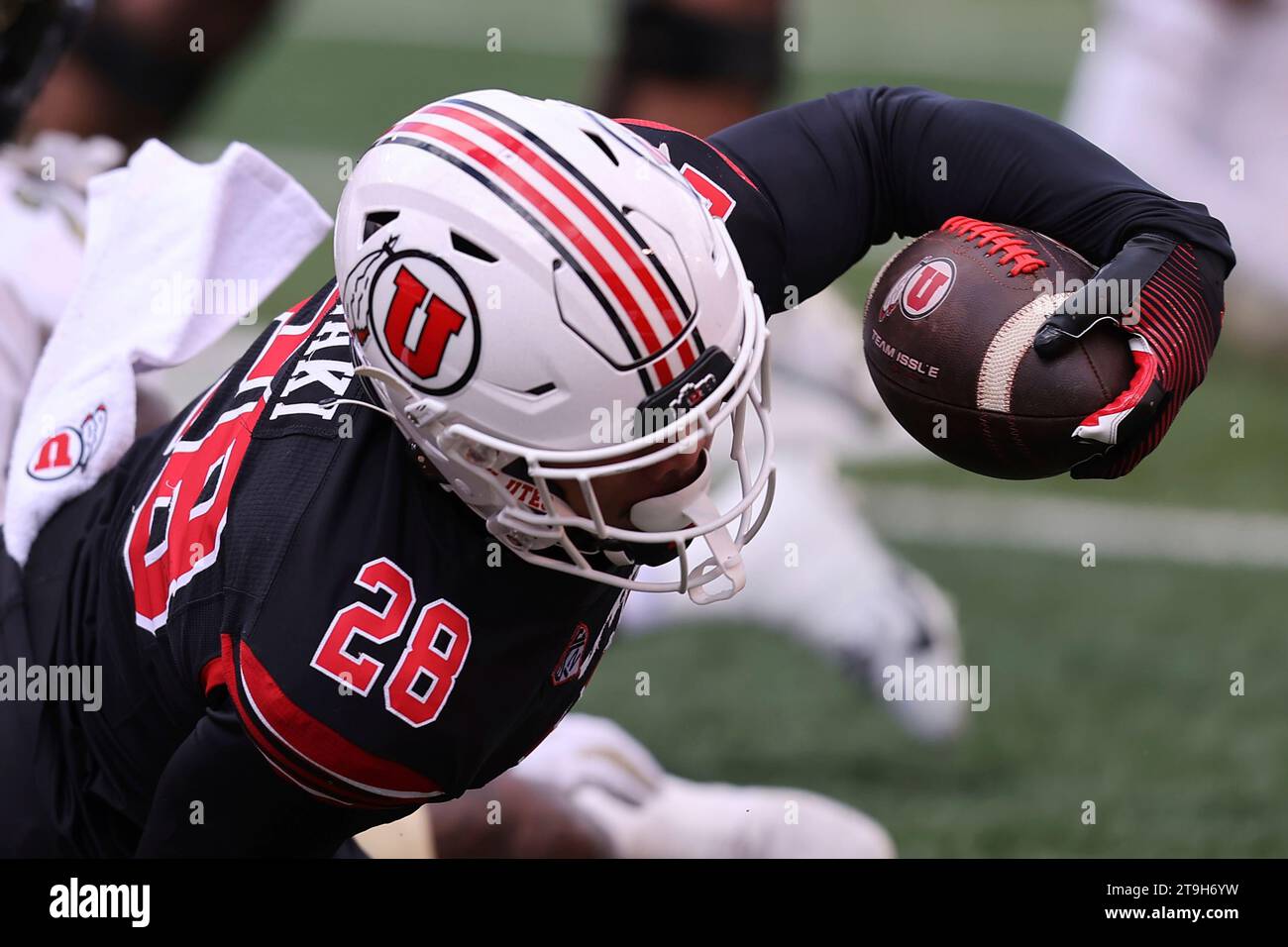 Utah running back Sione Vaki (28) stretches out the ball against ...