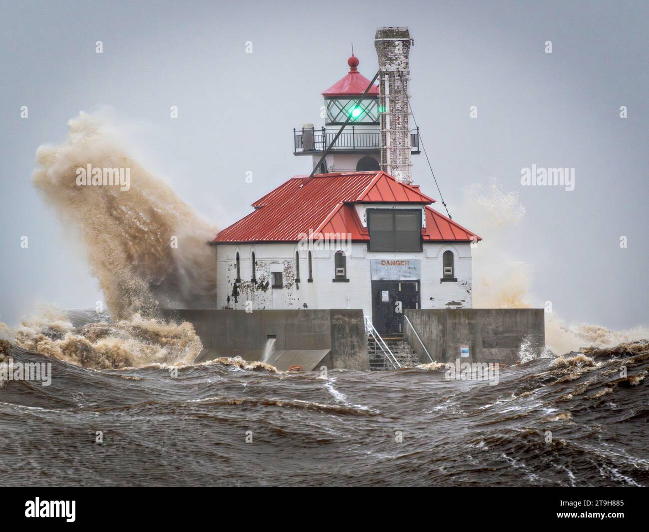 Superior entry breakwater lighthouse hi-res stock photography and ...