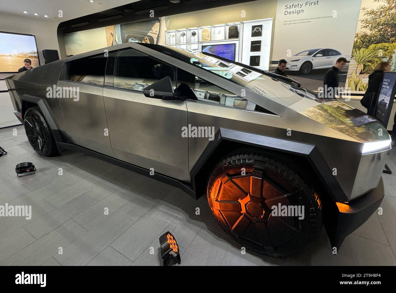 Tesla cybertruck 2023 hi-res stock photography and images - Alamy