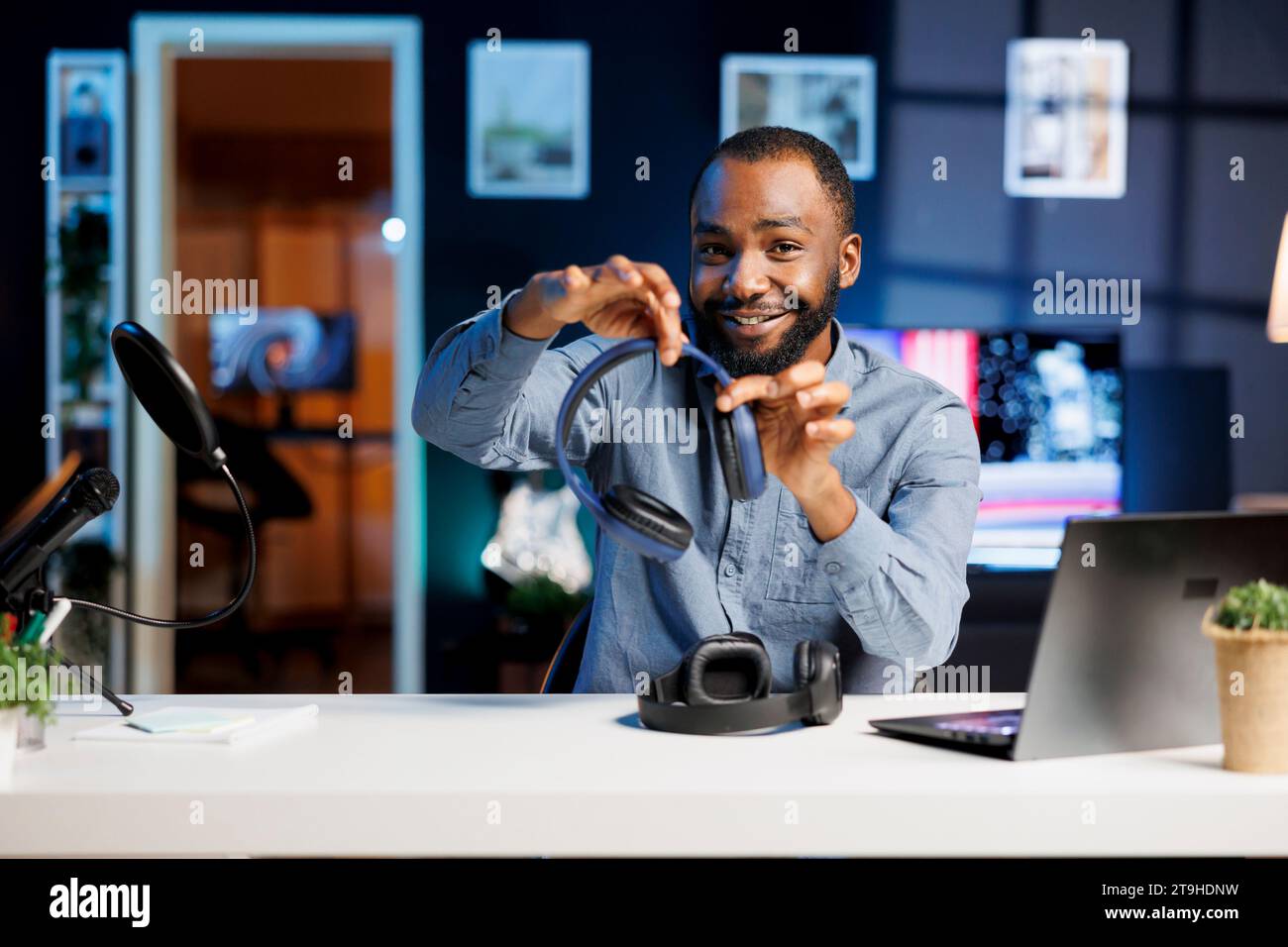 Viewers pairs hi-res stock photography and images - Alamy