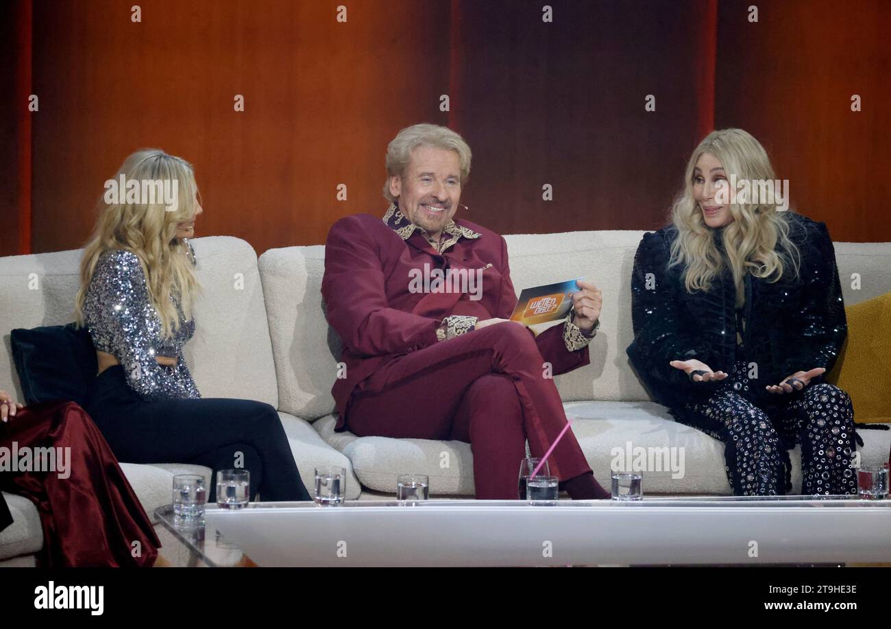 Offenburg, Germany. 25th Nov, 2023. Presenter Thomas Gottschalk talks to Cher (r) Helene Fischer ...