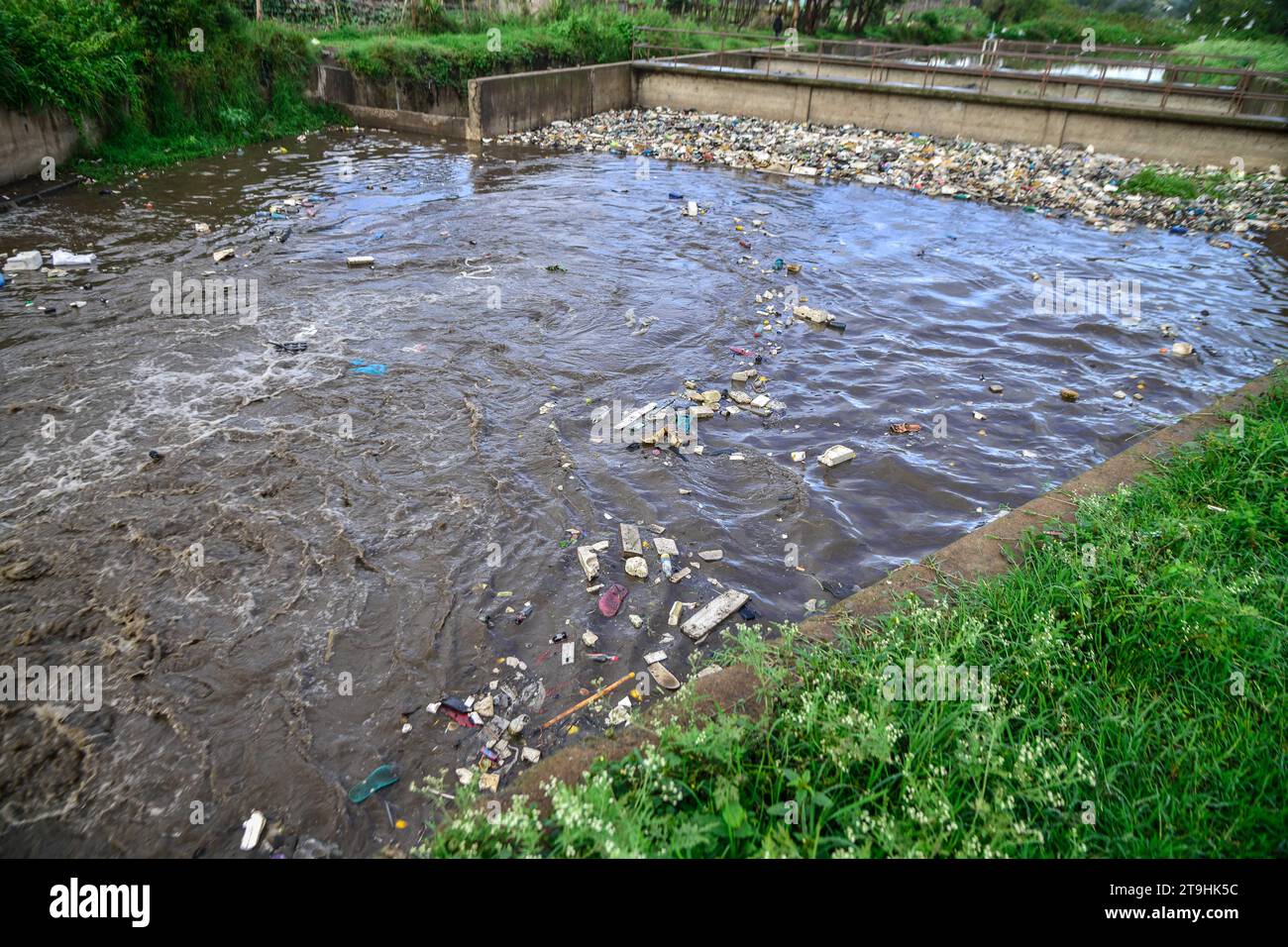 Nakuru, Kenya. 25th Nov, 2023. Plastic waste of all kind drifts on a ...