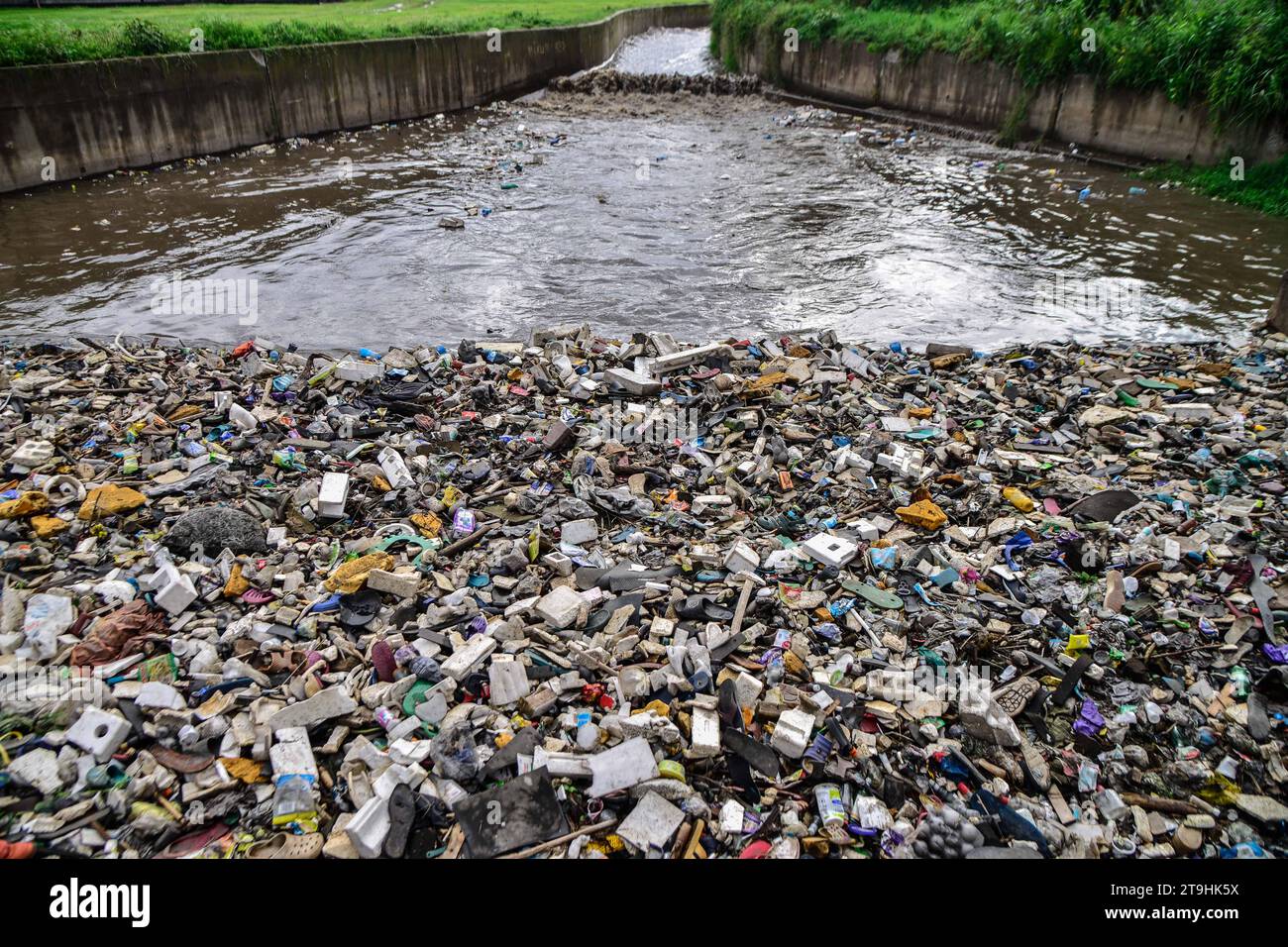 Nakuru, Kenya. 25th Nov, 2023. Plastic waste of all kind drifts on a ...