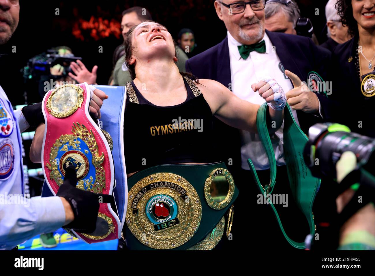 Katie Taylor celebrates after winning her Undisputed Super Lightweight ...