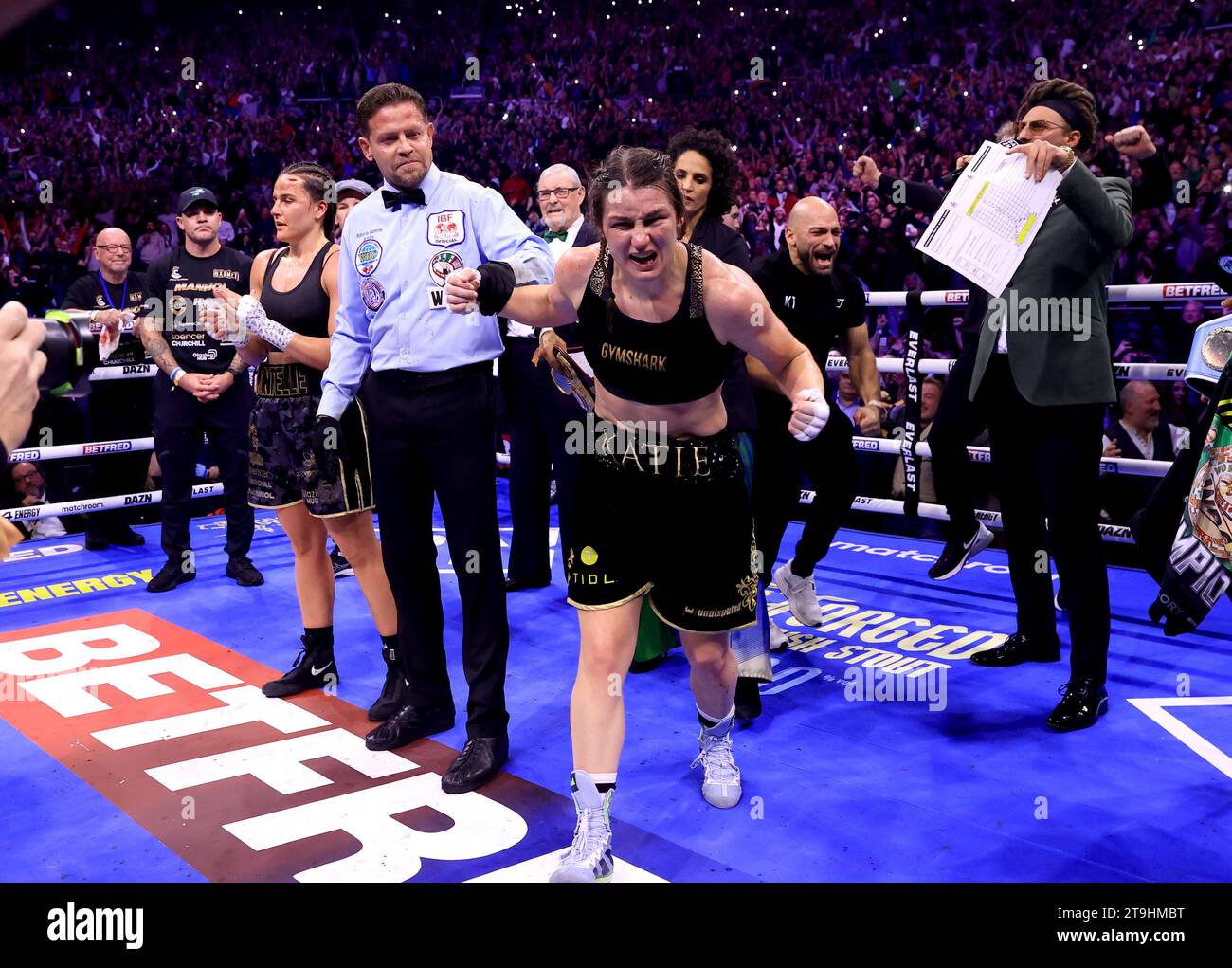 Katie Taylor celebrates after winning her Undisputed Super Lightweight ...