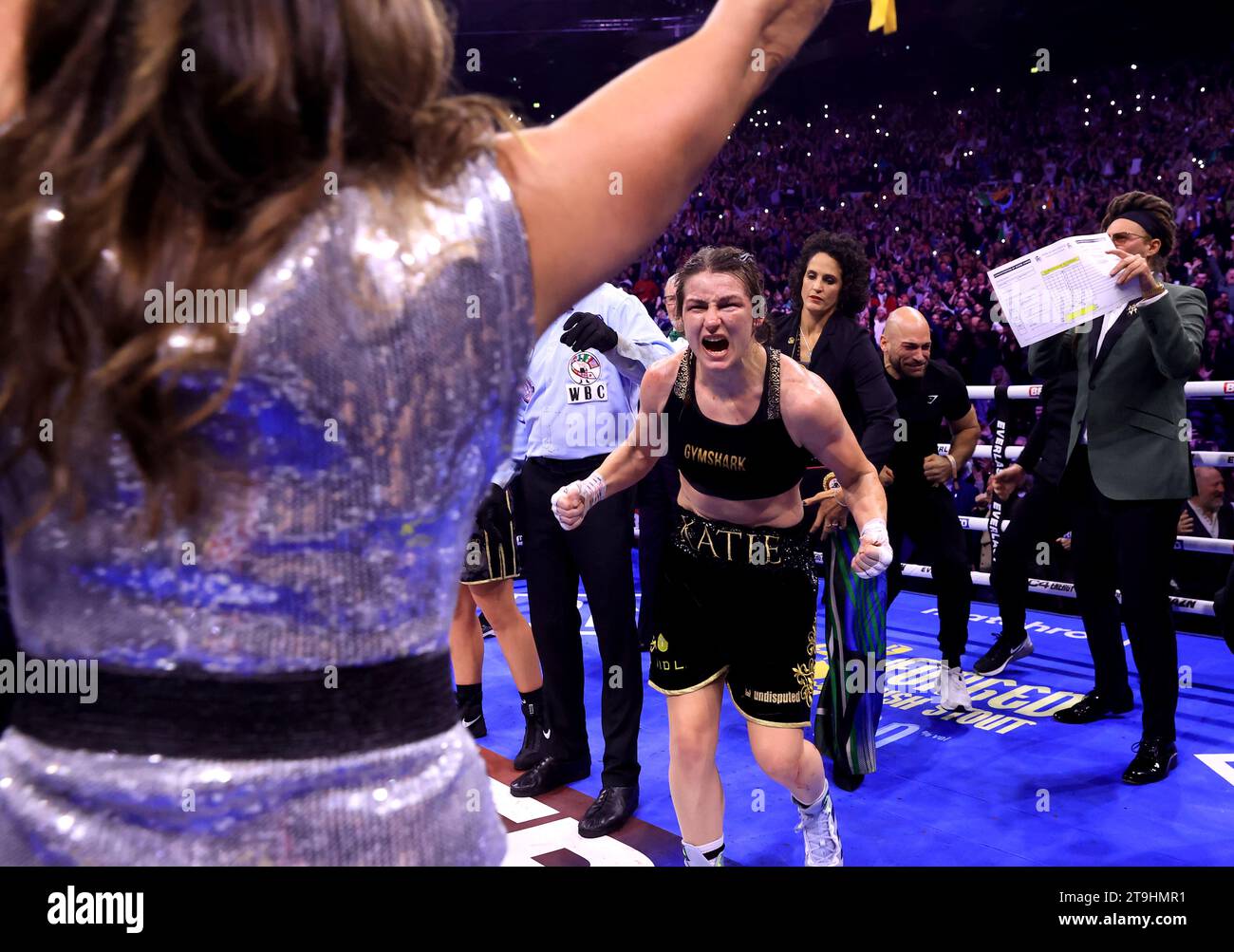 Katie Taylor celebrates after winning her Undisputed Super Lightweight ...