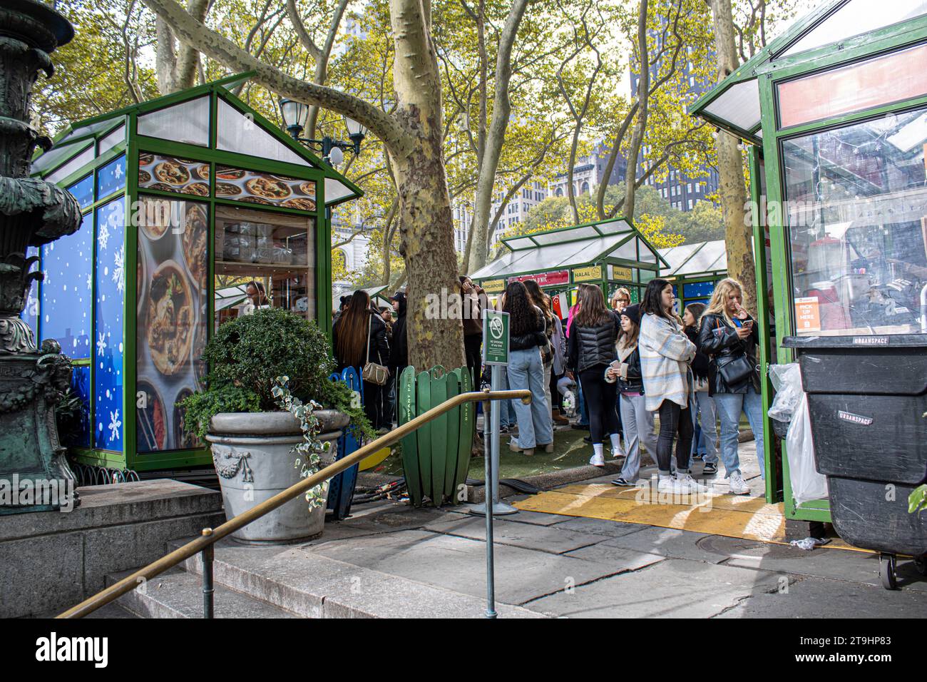 new york city manhattan crowd shop bryant park Stock Photo - Alamy
