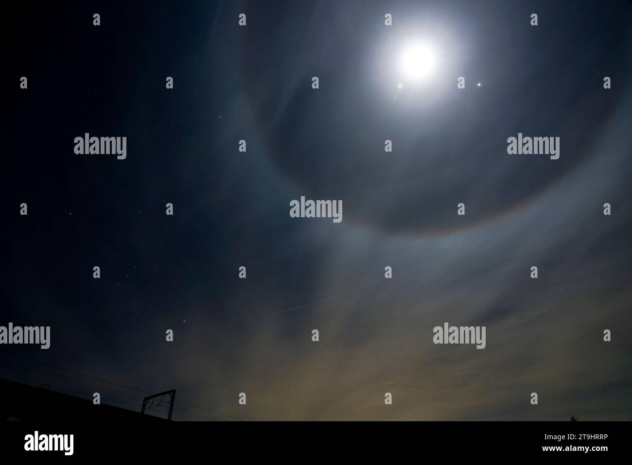 Hertford, UK 25th November 2023. A moon halo, an optical illusion that ...
