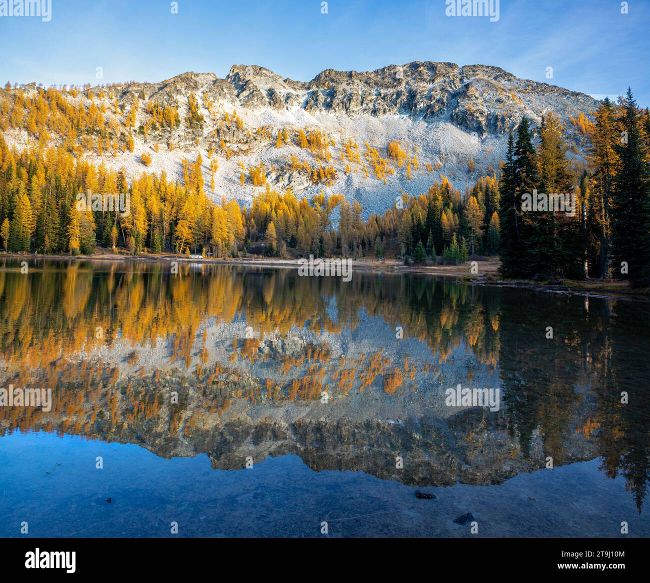 WA23762-00...WASHINGTON - Autumn evening with Sawtooth Ridge reflecting ...