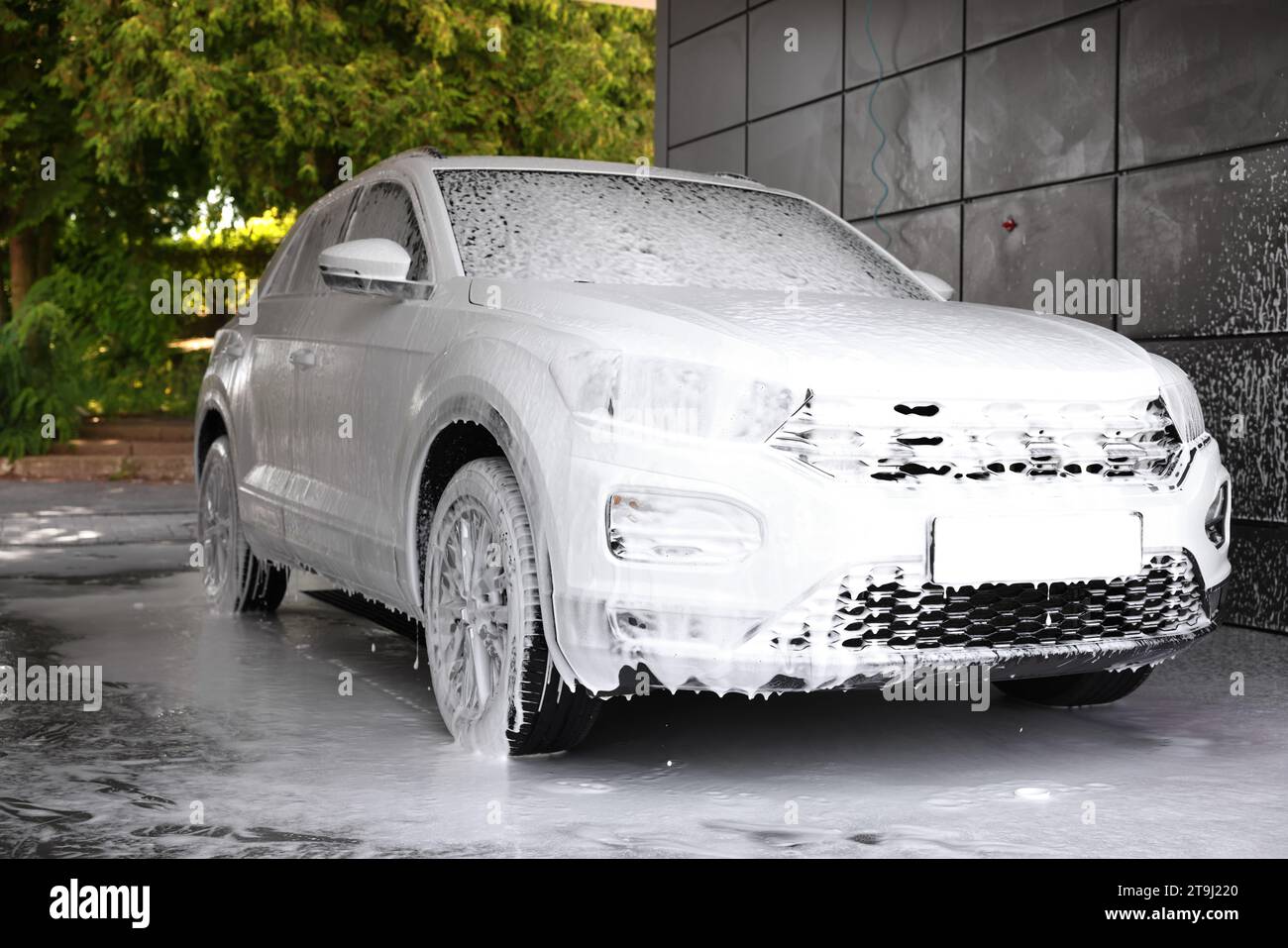 Auto covered with cleaning foam at outdoor car wash Stock Photo - Alamy