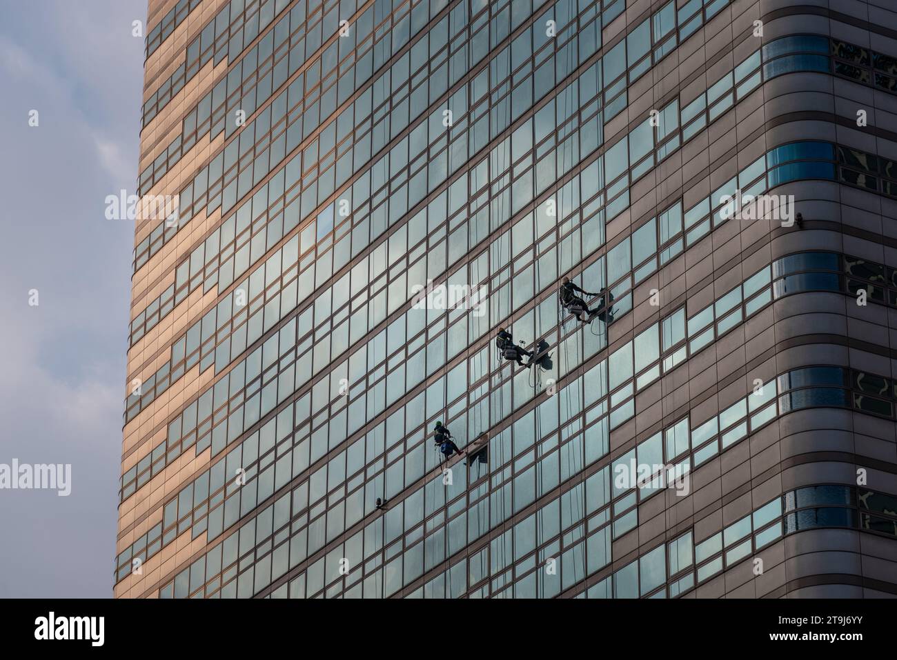 Workers cleaning windows of a skyscraper in Seoul, capital of South ...