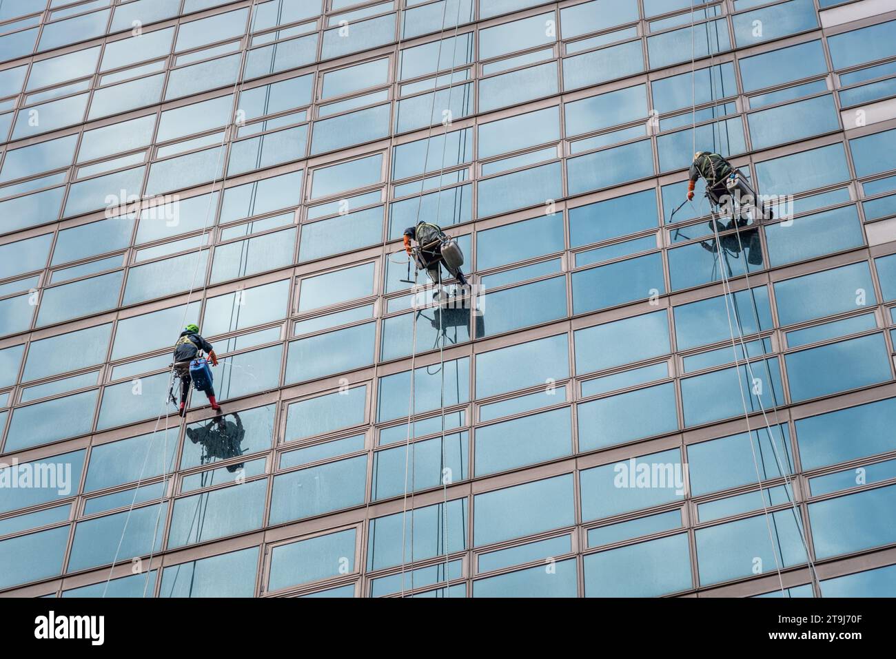 Workers cleaning windows of a skyscraper in Seoul, capital of South ...