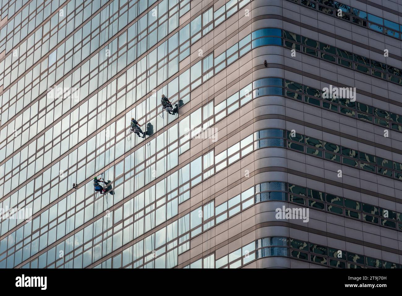 Workers cleaning windows of a skyscraper in Seoul, capital of South ...