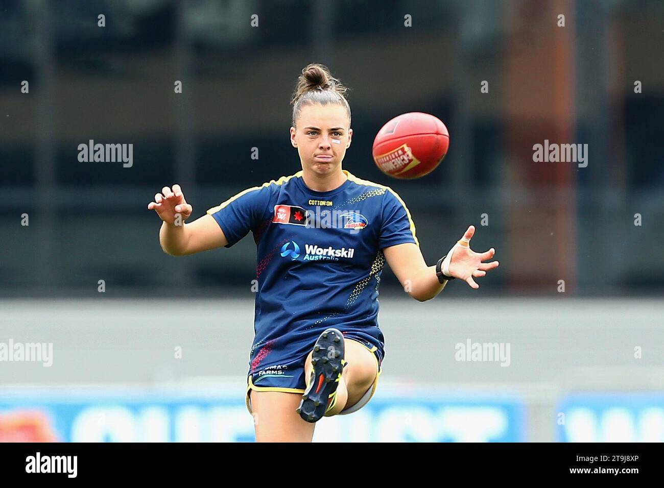 Melbourne, Australia. 26th Nov, 2023. Ebony Marinoff of the Crows warms ...