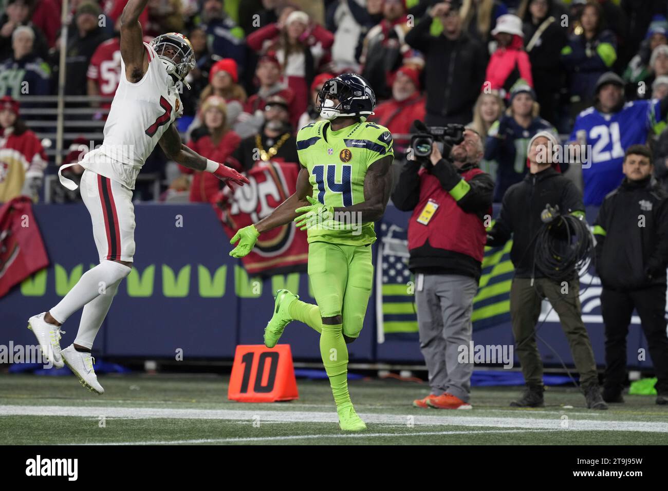 Seattle Seahawks wide receiver DK Metcalf (14) looks to catch the ball ...