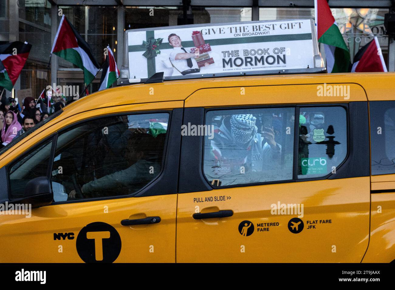 New York, New York, USA. 25th Nov, 2023. A taxi driver honks in support ...