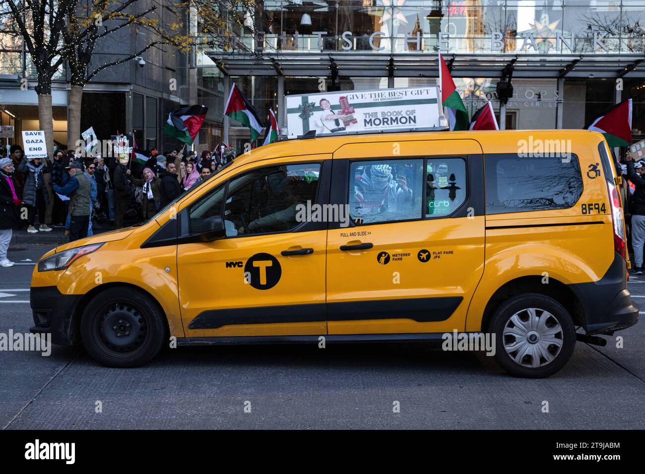 New York, New York, USA. 25th Nov, 2023. A taxi driver honks in support ...